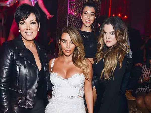 15 manieren wêrop de Kardashians en de Jenners de bêste BFF's soene wêze 11163_11