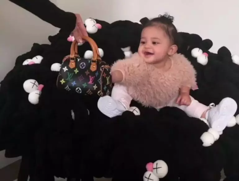 Raising Stormi: 14 Bagay Kylie pa kite ti bebe milya dola li fè (+ 7 li fè) 11276_14