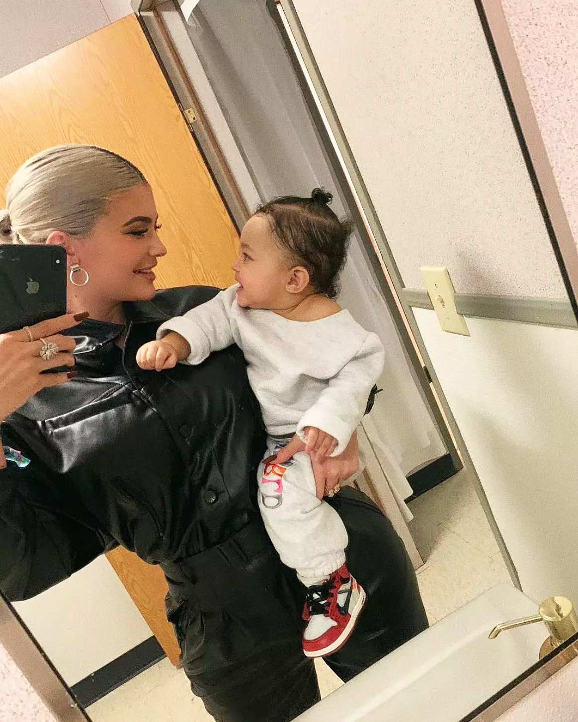 Criando Stormi: 14 coisas que Kylie não deixa seu bebê de um bilhão de dólares fazer (+ 7 ela faz) 11276_19