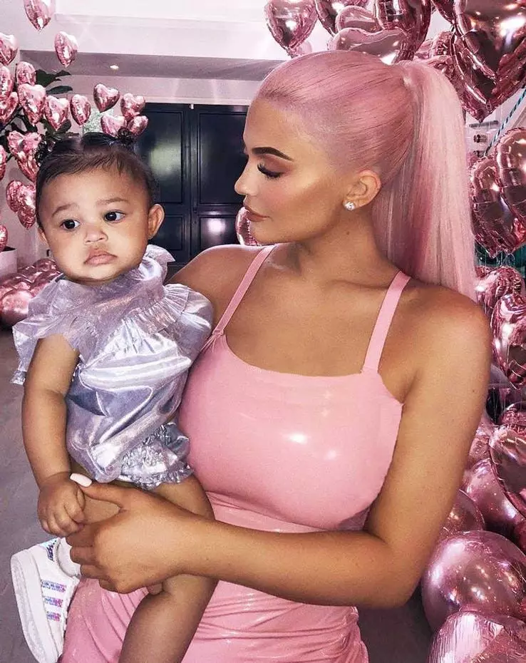 Criando a Stormi: 14 cousas que Kylie non deixa facer ao seu bebé de millóns de dólares (+ 7 que fai) 11276_2