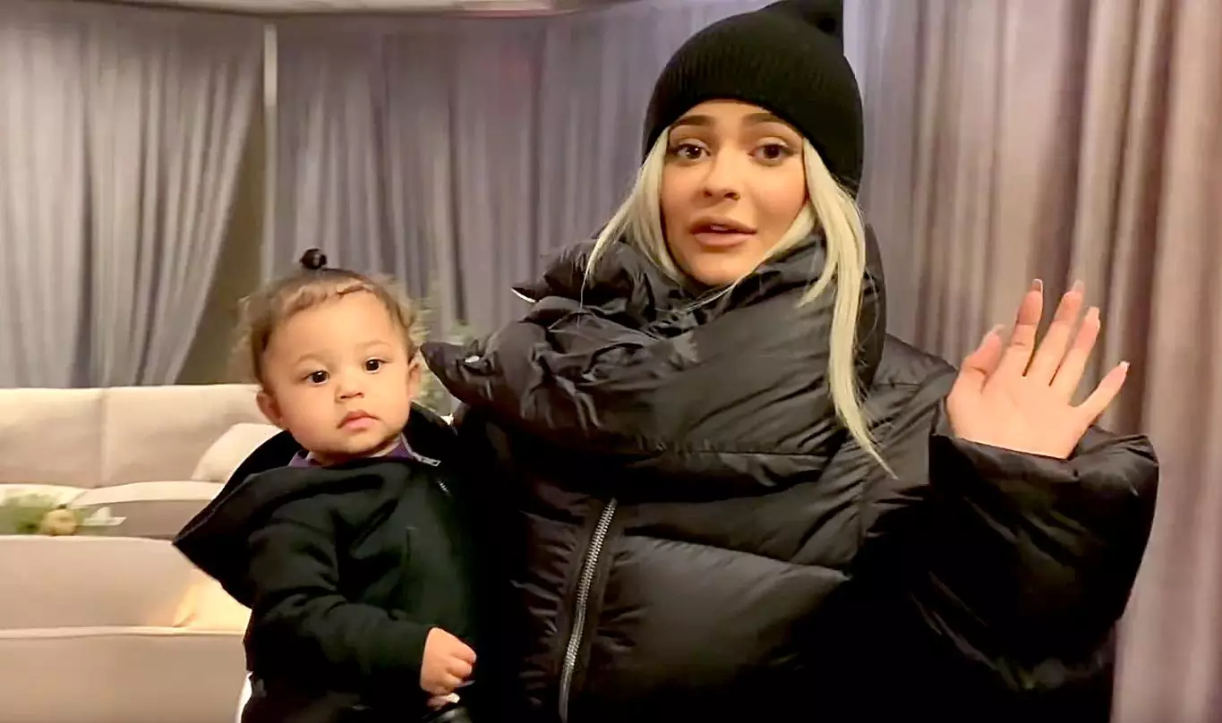 Criando a Stormi: 14 cousas que Kylie non deixa facer ao seu bebé de millóns de dólares (+ 7 que fai) 11276_3