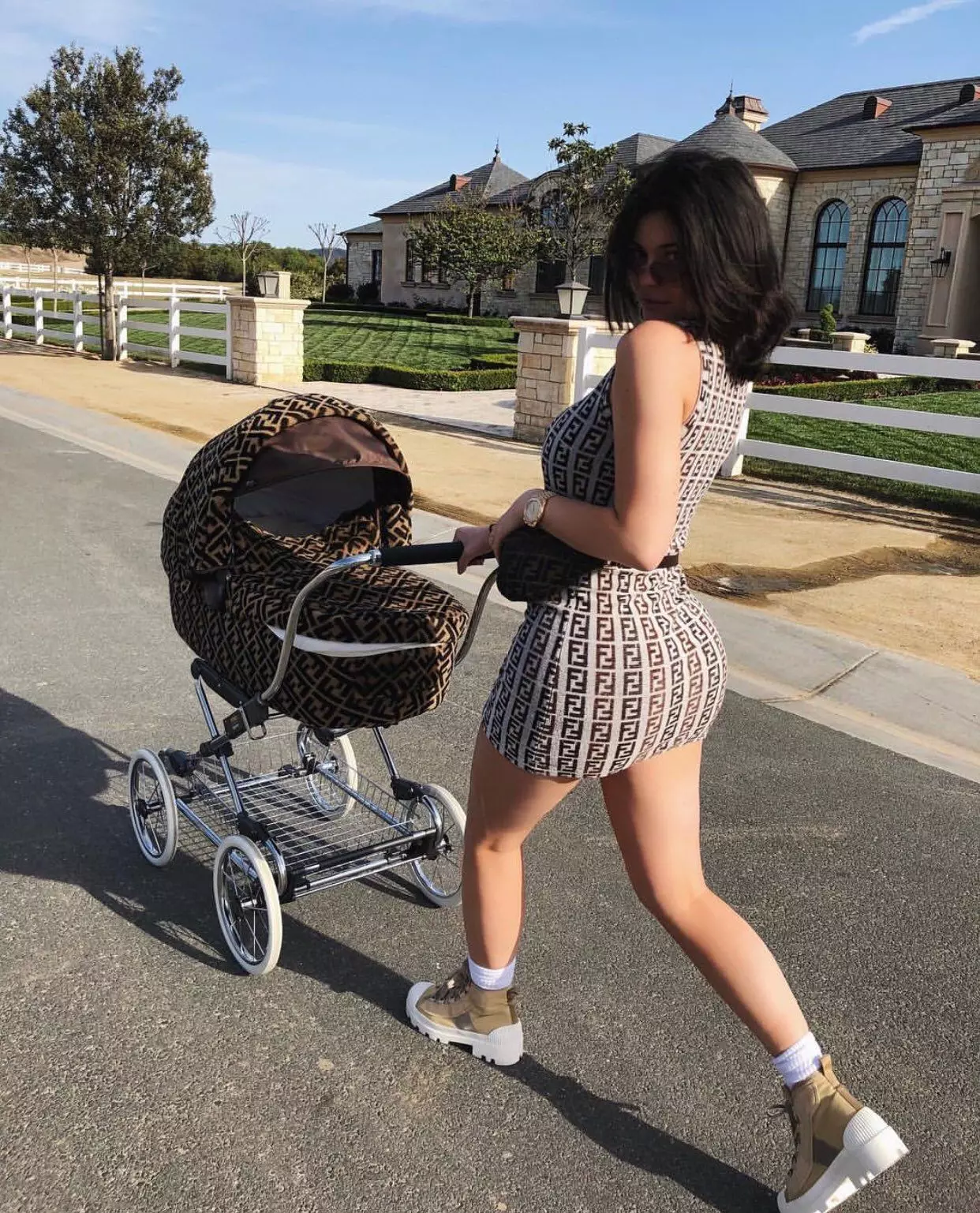 Raising Stormi: 14 Bagay Kylie pa kite ti bebe milya dola li fè (+ 7 li fè) 11276_9