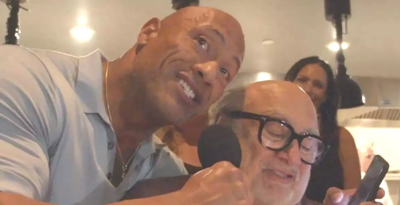 The Rock ve Danny DeVito Çiftin Cabo San Lucas Düğününü Çarptı 1132_0