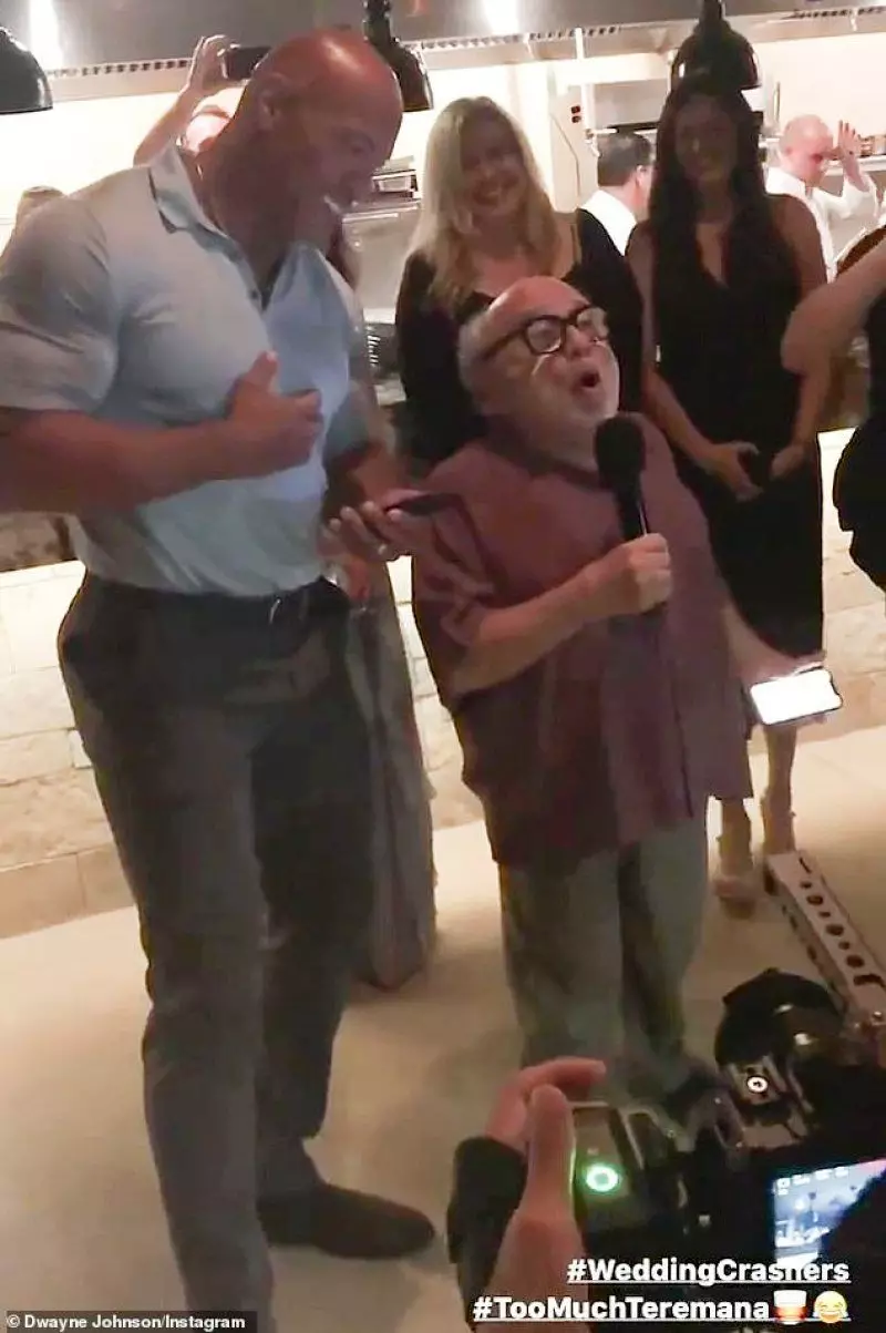 The Rock ve Danny DeVito Çiftin Cabo San Lucas Düğününü Çarptı 1132_3