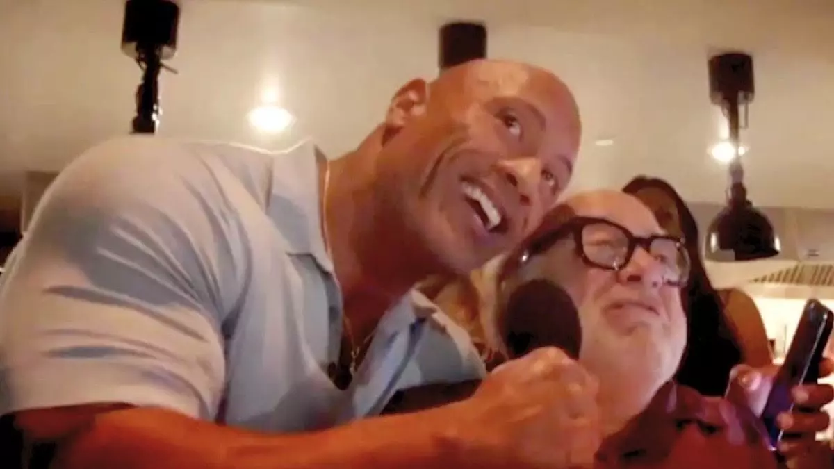 The Rock ve Danny DeVito Çiftin Cabo San Lucas Düğününü Çarptı 1132_4