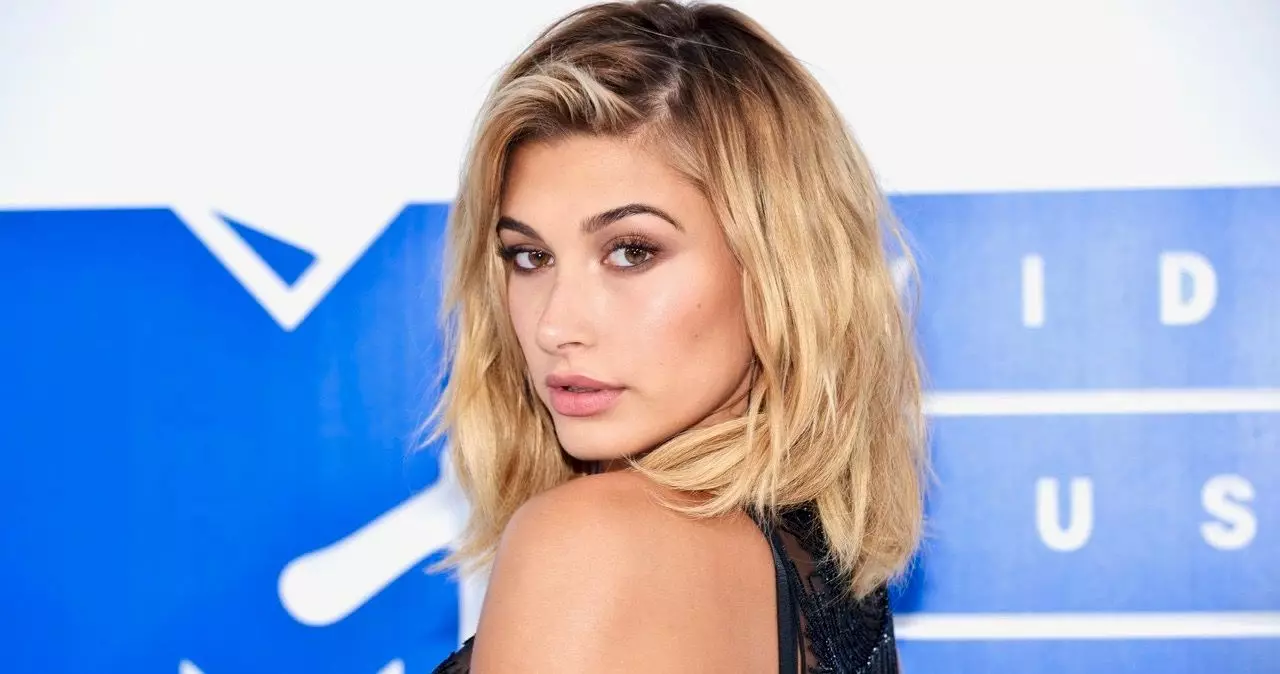 Hailey Baldwin vannoo näiden kauneustuotteiden kautta 11464_0