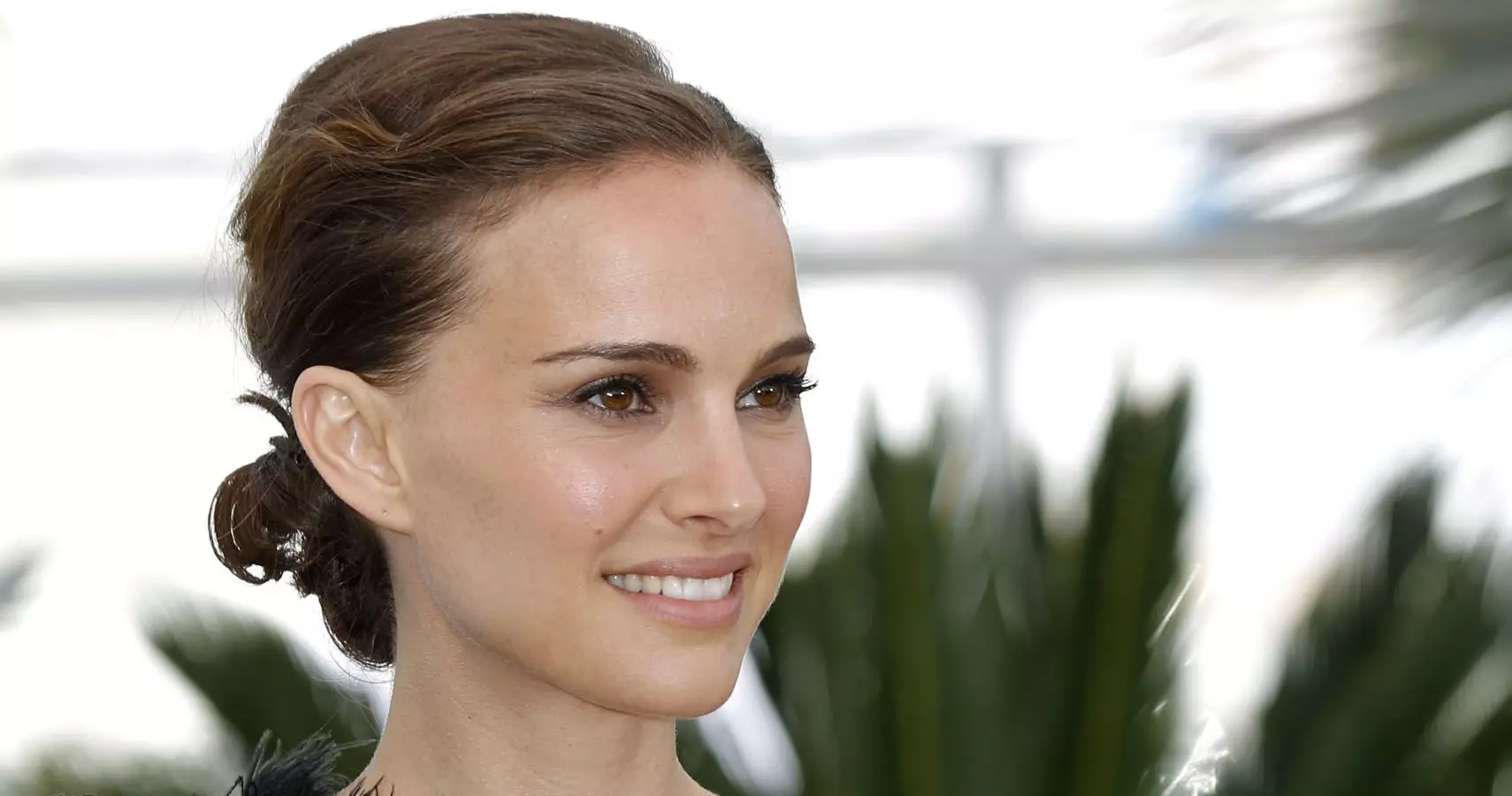 Natalie Portman a secoué un haut à épaules bouffantes pourpre décontracté mais chic 11811_0