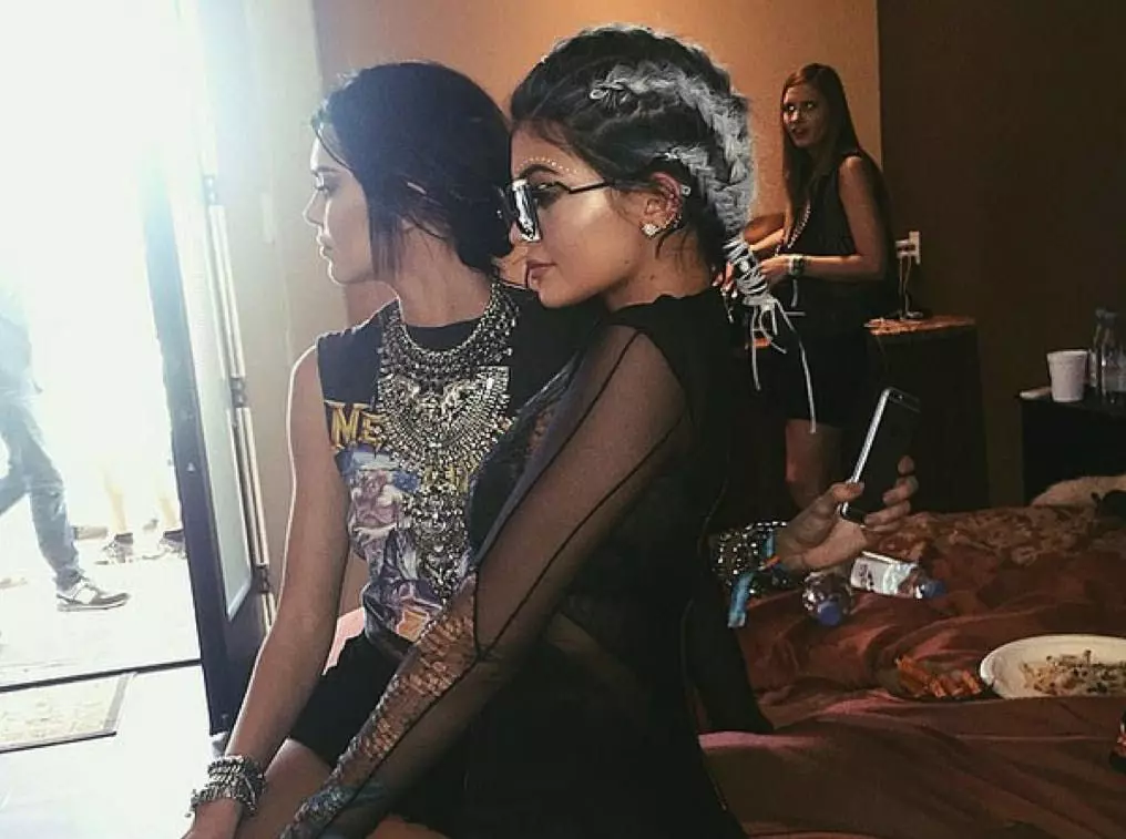 26 Pics Sodisfaċenti Ta' Kylie Jenner: L-Unicorn tax-xagħar 11892_7