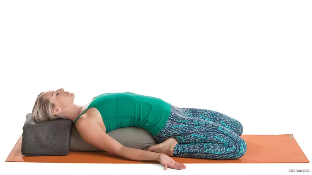 10 Yoga Poses na Dapat Gawin Bago matulog 1335_7