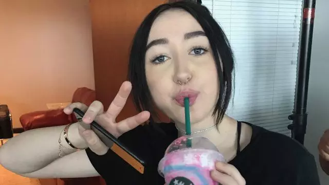 “Starbucks Unicorn Frappuccino” -a 15 sany gülkünç Celeb reaksiýasy 14650_14