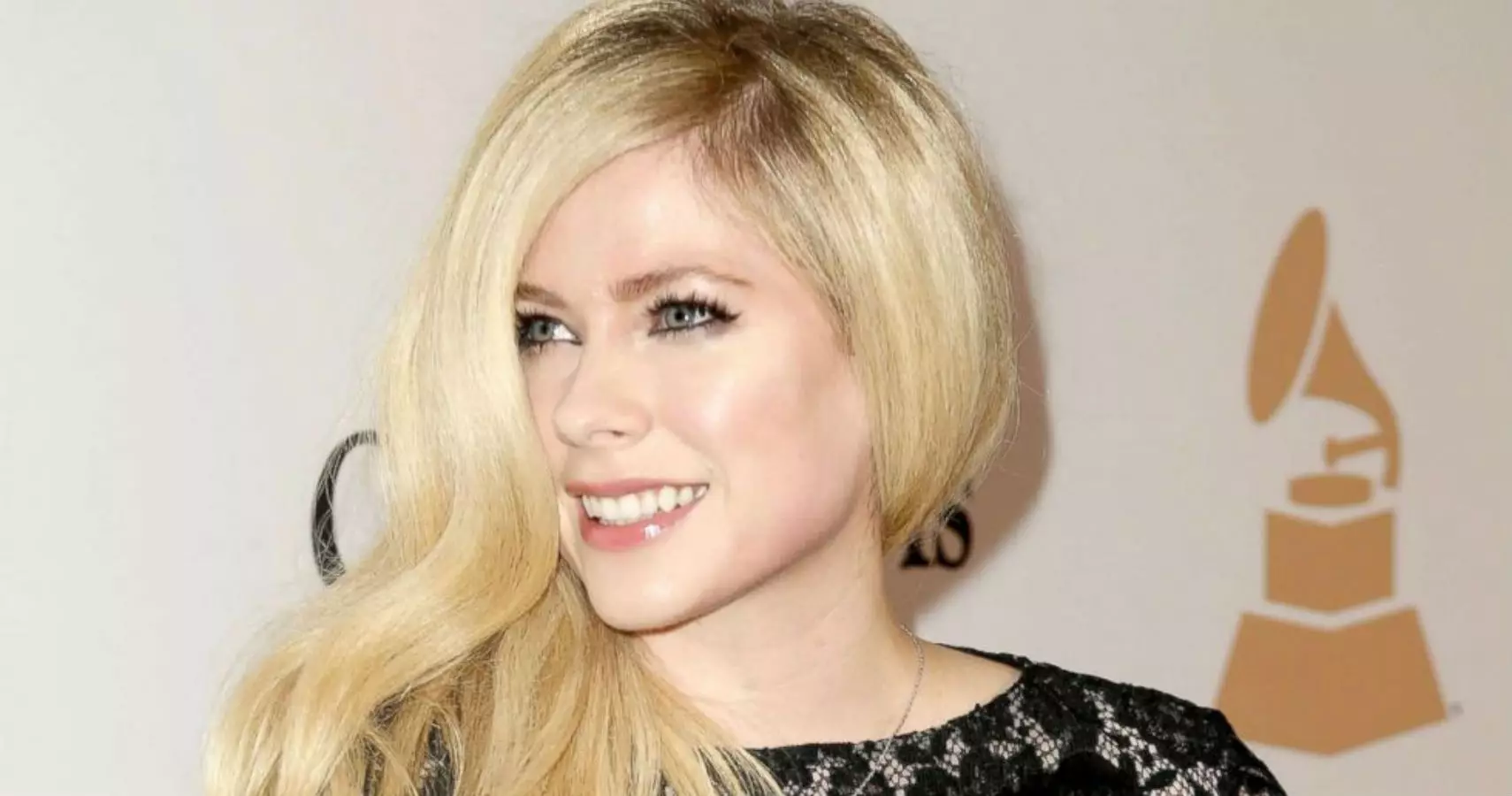 Sk8r Girl Avril Lavigne დაბრუნდა Red Carpet.com-ზე 14828_0