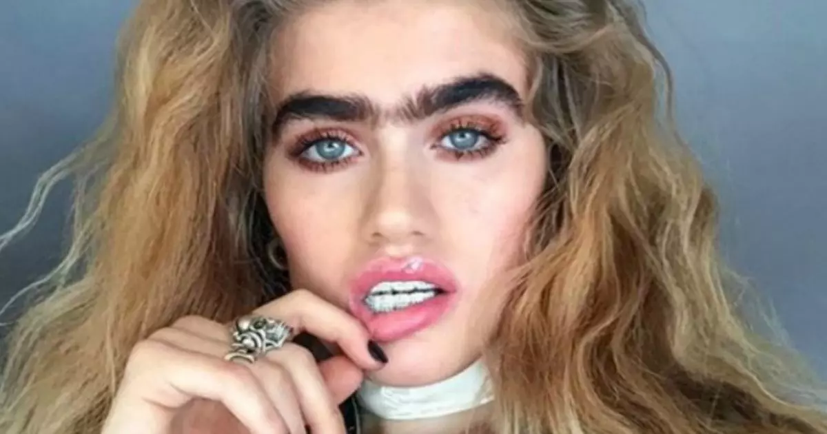 Dit Instagram-model feroaret it skientmespultsje mei har Unibrow