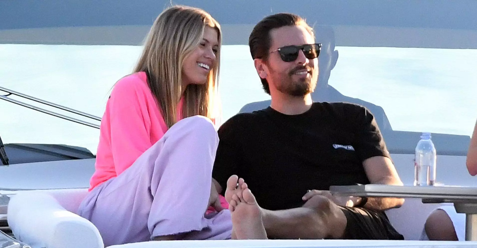 Scott Disick și Sofia Richie iau soare la bordul unui iaht în valoare de 857.000 USD