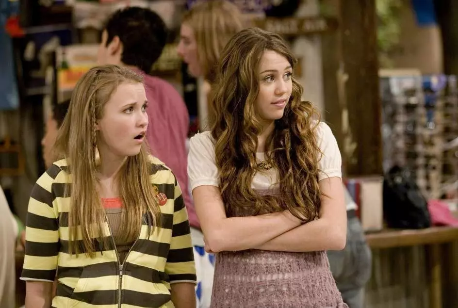 20 สิ่งที่ไม่เหมาะสมที่เราสังเกตเห็นใน Hannah Montana เท่านั้นในฐานะผู้ใหญ่ 2547_5