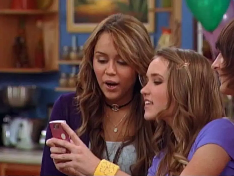 20 สิ่งที่ไม่เหมาะสมที่เราสังเกตเห็นใน Hannah Montana เท่านั้นในฐานะผู้ใหญ่ 2547_6