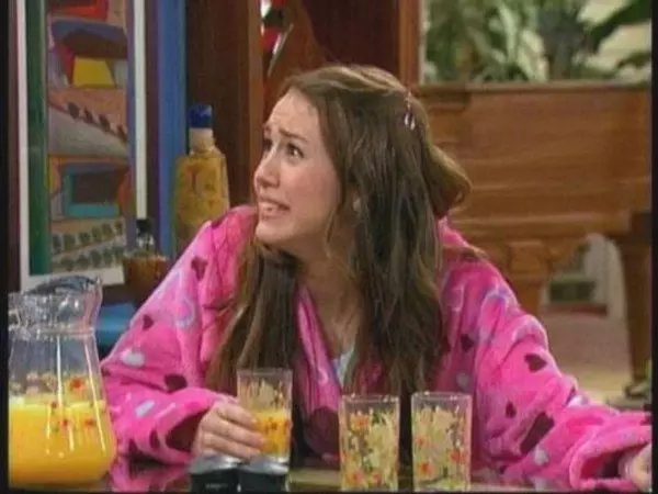 20 สิ่งที่ไม่เหมาะสมที่เราสังเกตเห็นใน Hannah Montana เท่านั้นในฐานะผู้ใหญ่ 2547_7