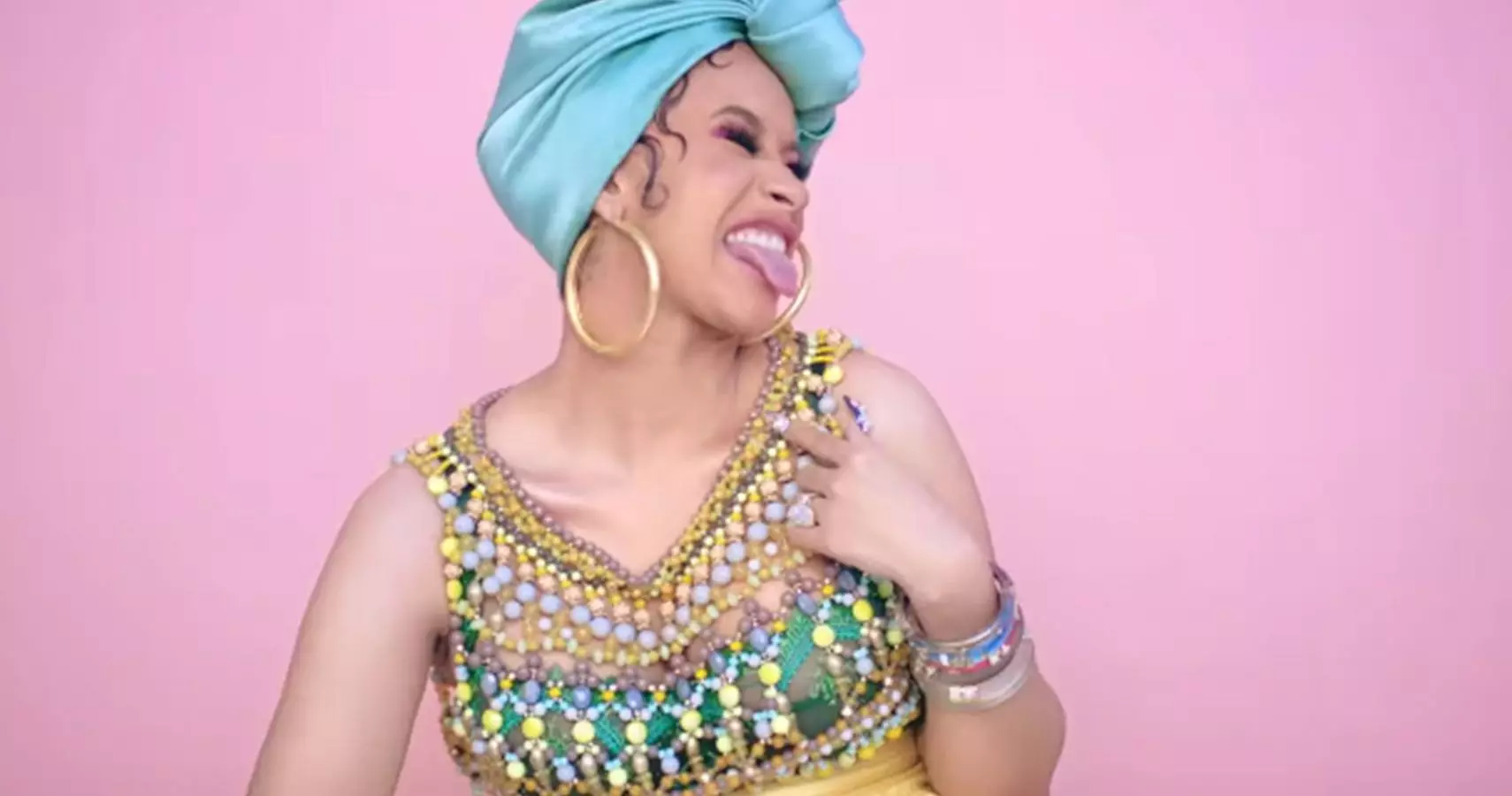 Gipagawas ni Cardi B ang Video Para sa 