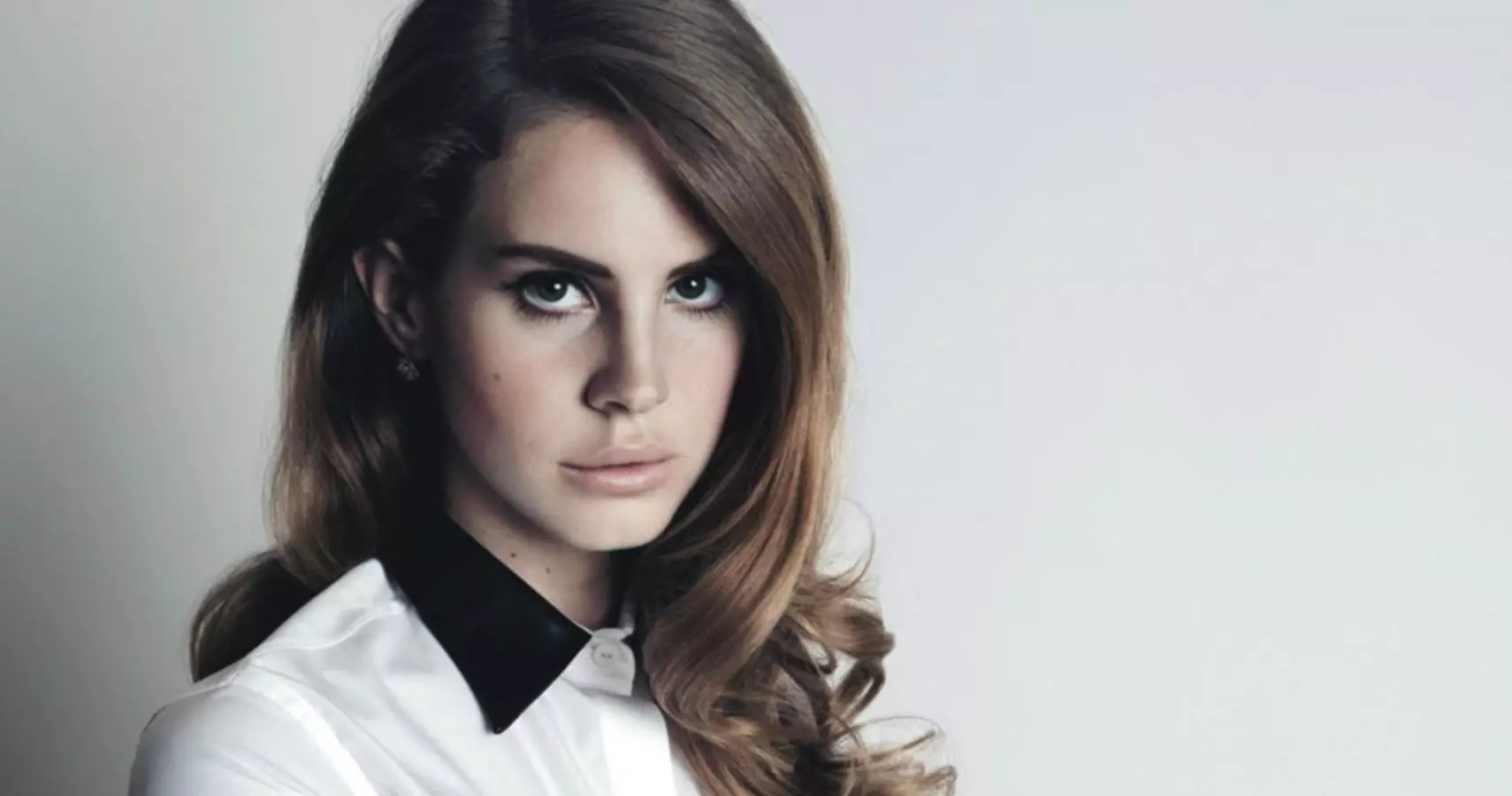 Lana Del Rey Ariana Grande ගේ "ඔබේ පෙම්වතිය සමඟ වෙන්වීම, මට කම්මැලියි" ඇගේ අත්සන විලාසයෙන් ආවරණය කරයි