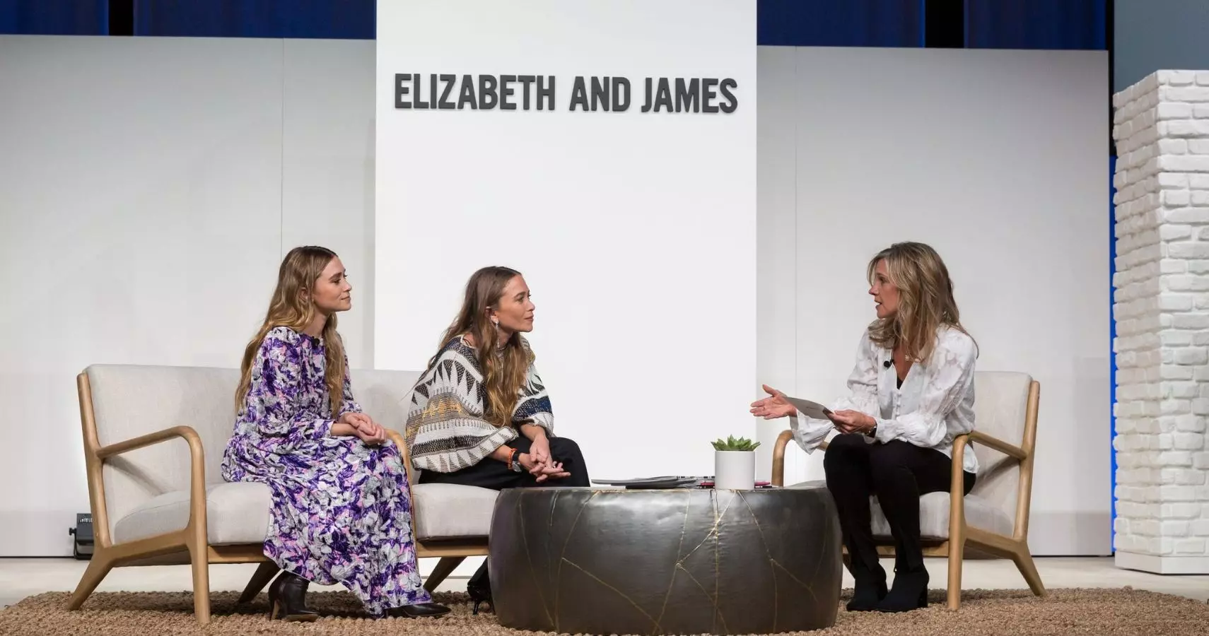 Mary-Kate dhe Ashley Olsen shfaqen rrallë në publik për të promovuar një bashkëpunim të ri