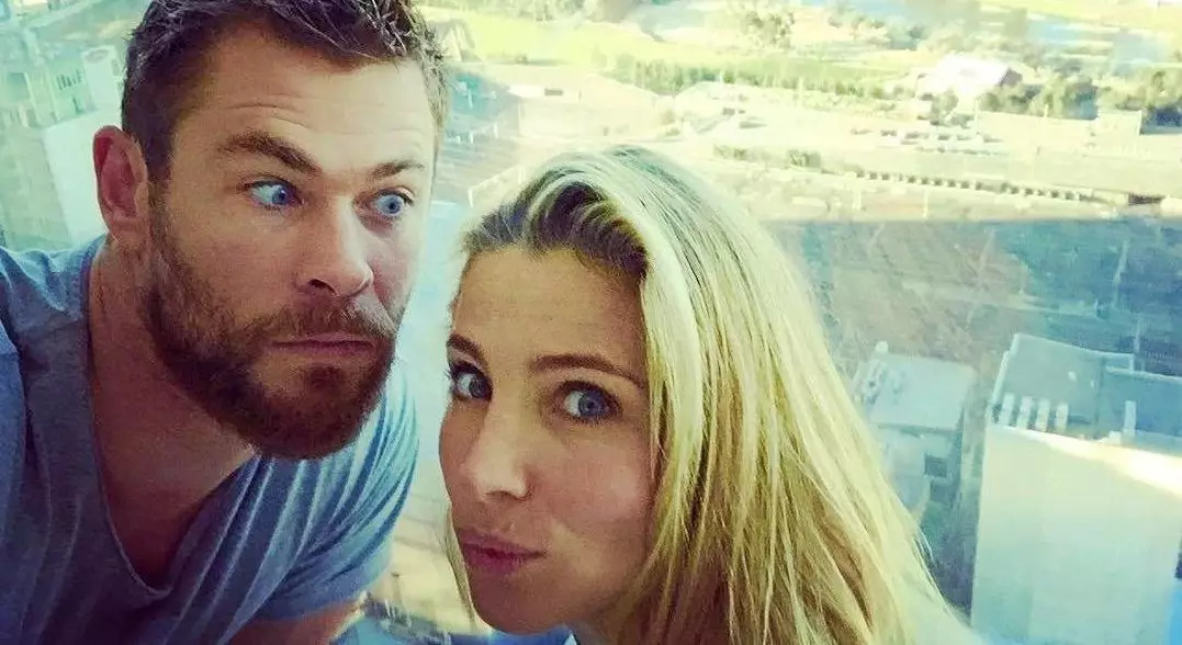 Elsa Patakyk Chris Hemsworth senar-emaztearekin bizitzeari buruzko babarrunak isurtzen ditu