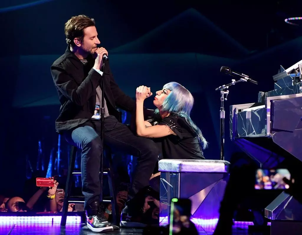 20 Alasan Hubungan Lady Gaga & Bradley Cooper Membuat Hati Kita Meleleh 5367_16