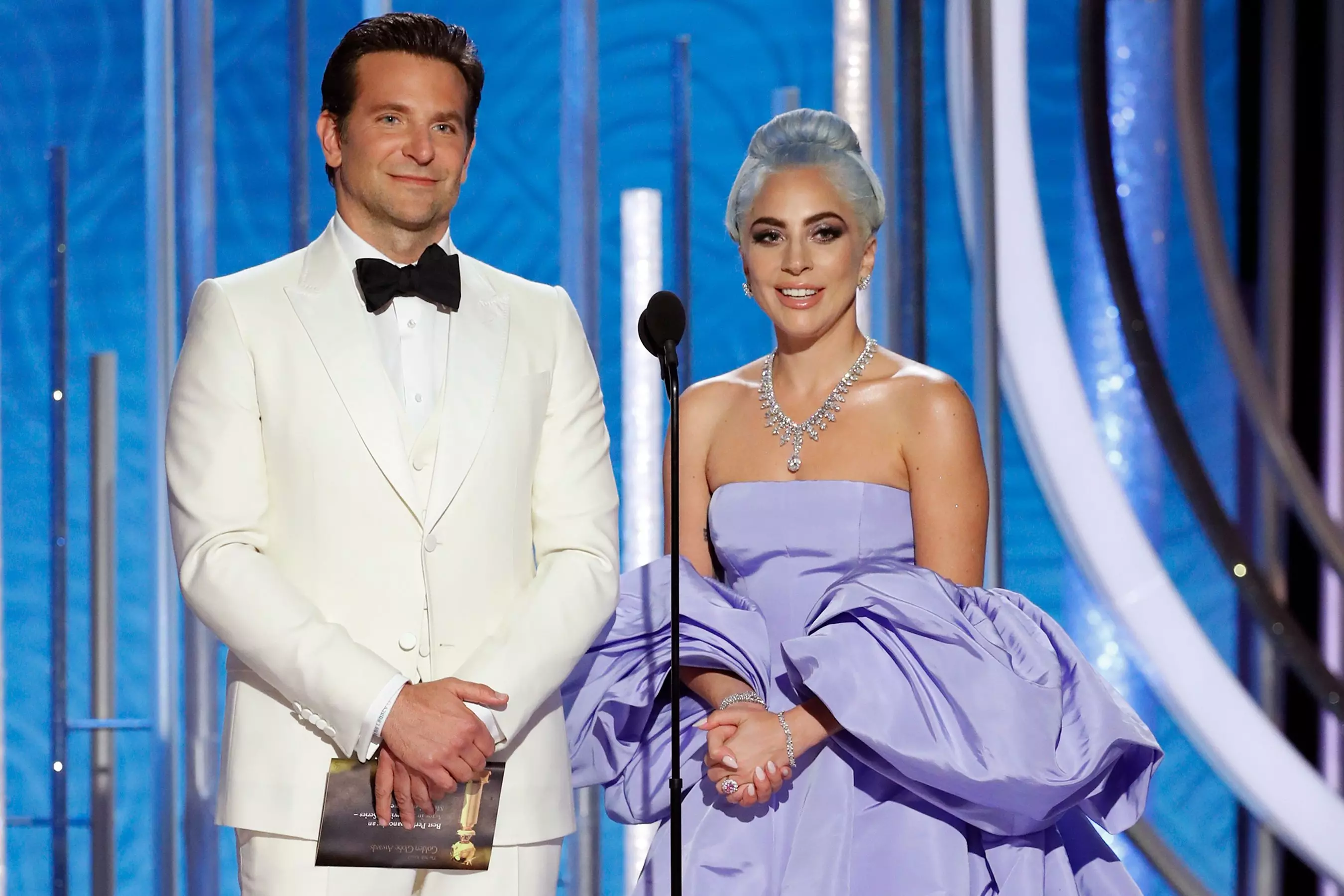 20 Alasan Hubungan Lady Gaga & Bradley Cooper Membuat Hati Kita Meleleh 5367_18