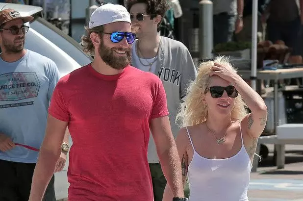 20 Alasan Hubungan Lady Gaga & Bradley Cooper Membuat Hati Kita Meleleh 5367_21