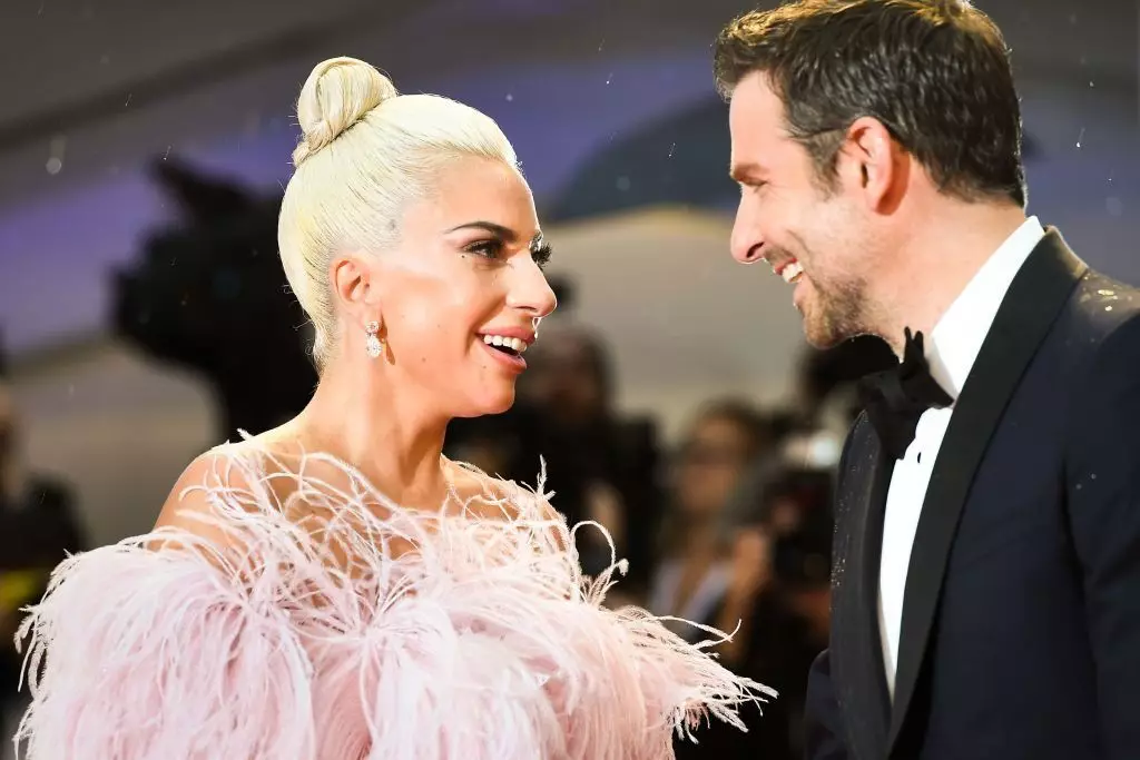 20 Alasan Hubungan Lady Gaga & Bradley Cooper Membuat Hati Kita Meleleh 5367_8