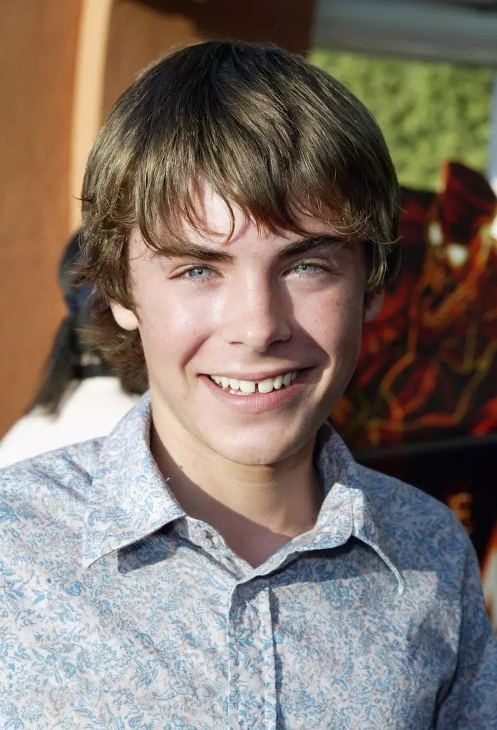 High School Musical To Ted Bundy: 23 Photos of Zac Efron's Evolution to Manhood 6043_4