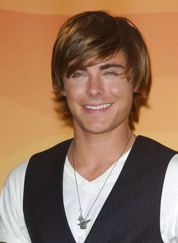 High School Musical To Ted Bundy: 23 Photos of Zac Efron's Evolution to Manhood 6043_7