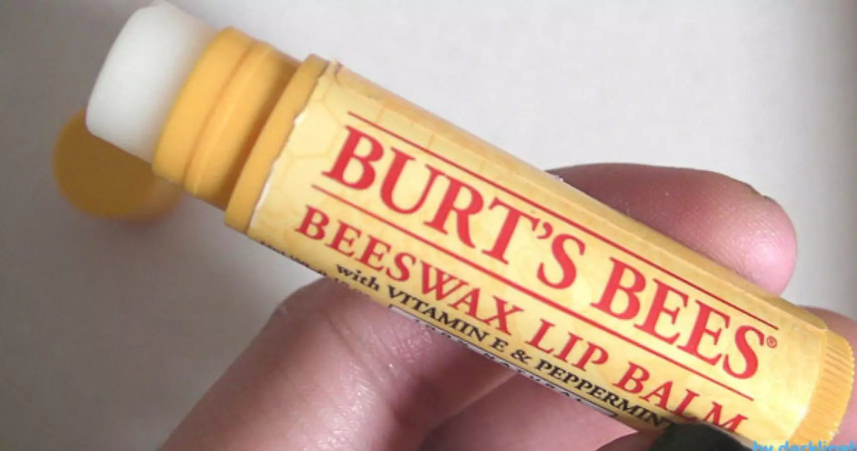 Viens Burt's Bees lūpu balzams aptiekā tiek pārdots katru otro 6753_0