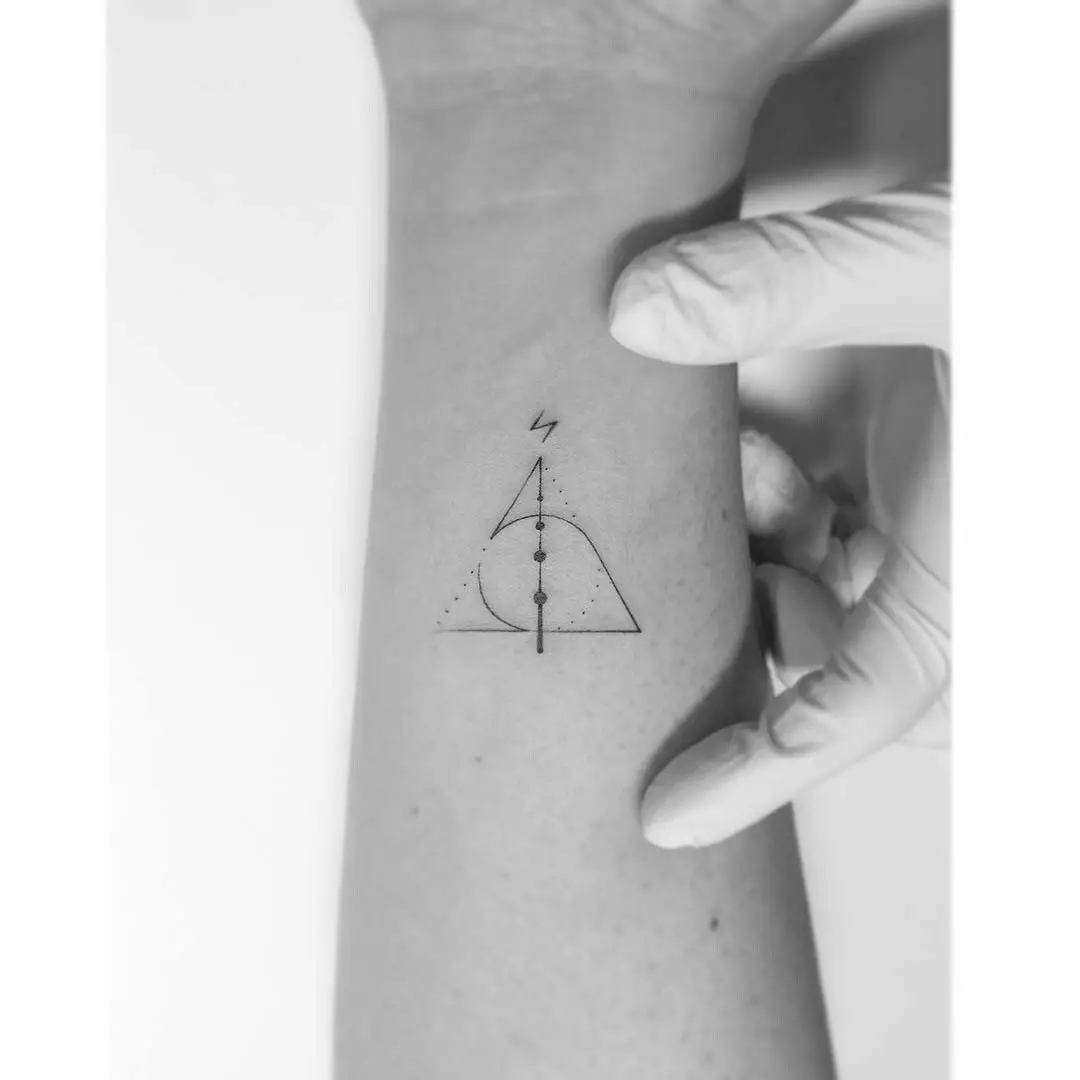 25 Minimalismaj Tatuaj Ideoj Por Knabinoj Kiu Volas Teni Ĝin Klasika Kaj Malvarmeta 6839_12