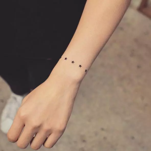 25 Minimalismaj Tatuaj Ideoj Por Knabinoj Kiu Volas Teni Ĝin Klasika Kaj Malvarmeta 6839_16