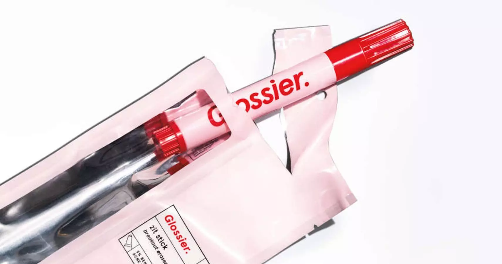 Scriosann Nuálaíocht Cúram Skin is déanaí Glossier Pimples go litriúil 7010_0