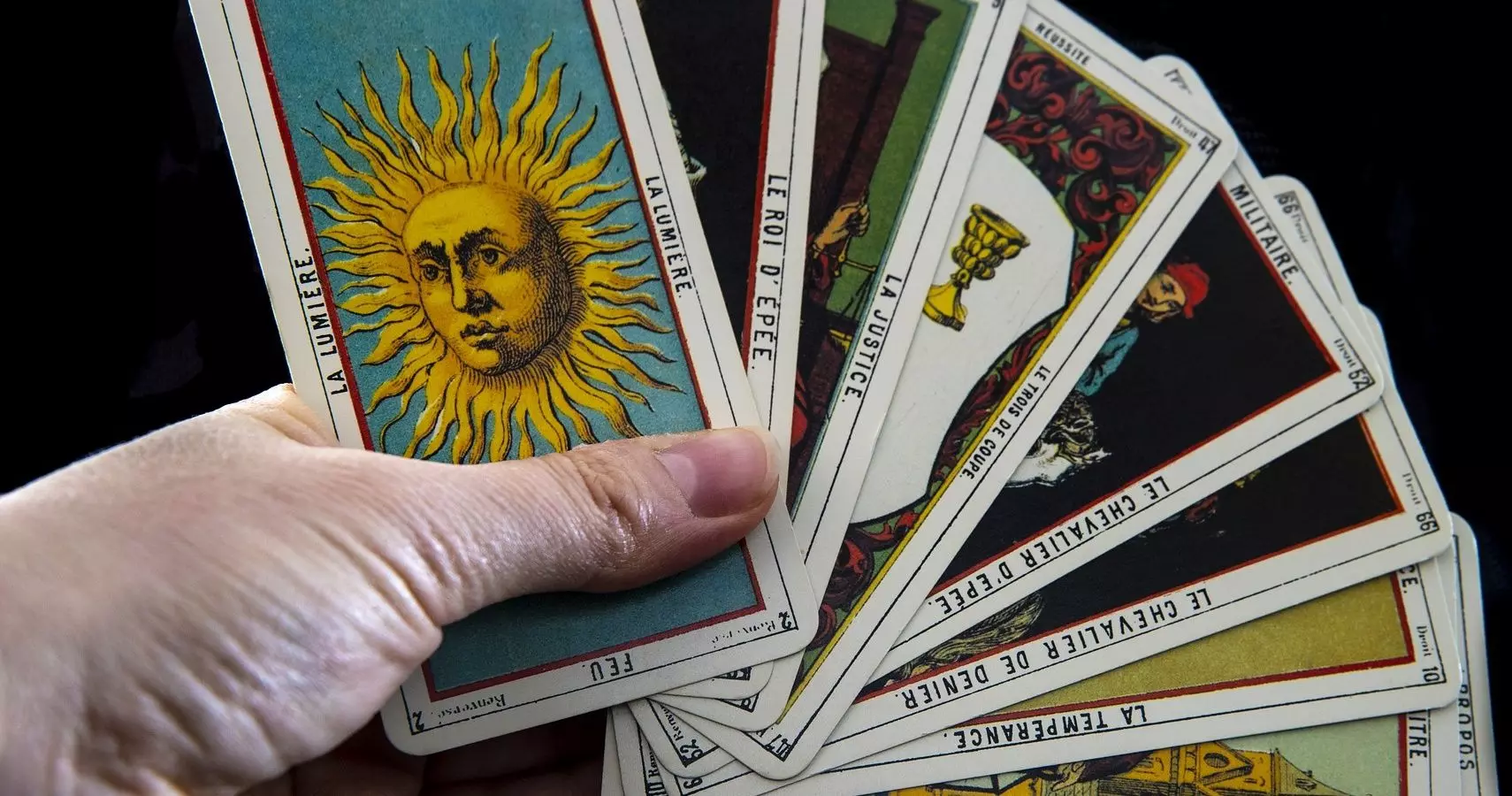 10 Kad Tarot Yang Menunjukkan Wang Sedang Dalam Perjalanan 8254_0