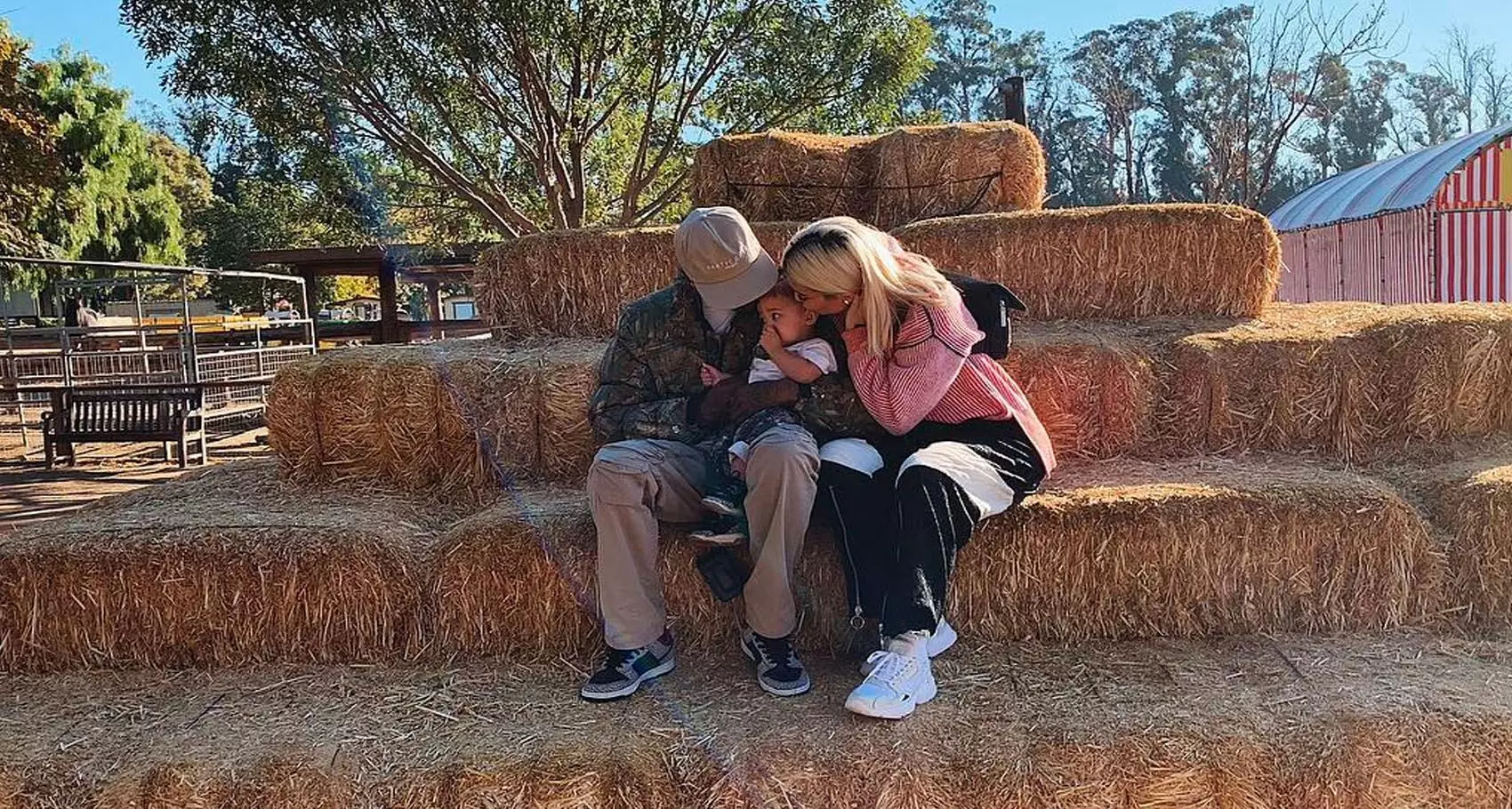 Kylie Jenner Nggawa Stormi menyang Tembelan Labu Lan Gambar-gambar kasebut Apik banget 8286_0