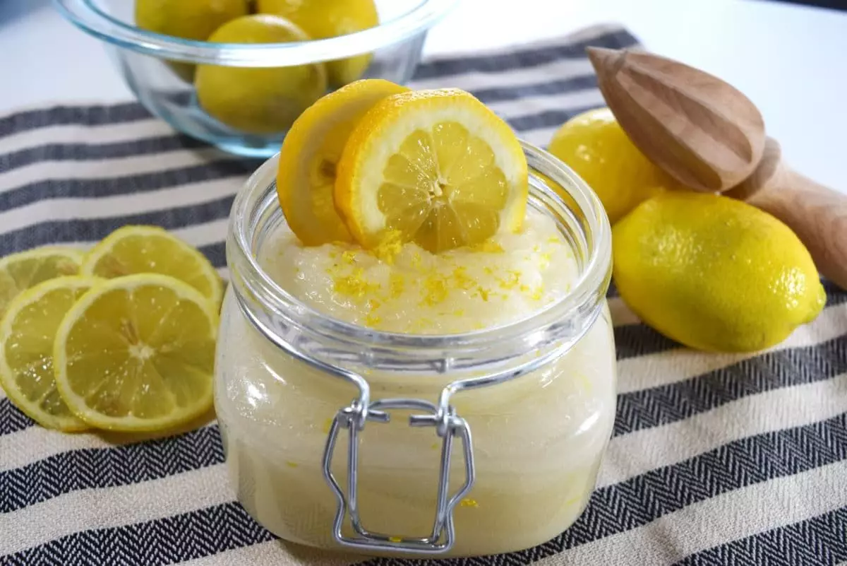 DIY: 20 эксфолиатсиякунандаи BodyScrubs барои дар хона барои пӯсти ба соҳил омода сохтан 8305_14