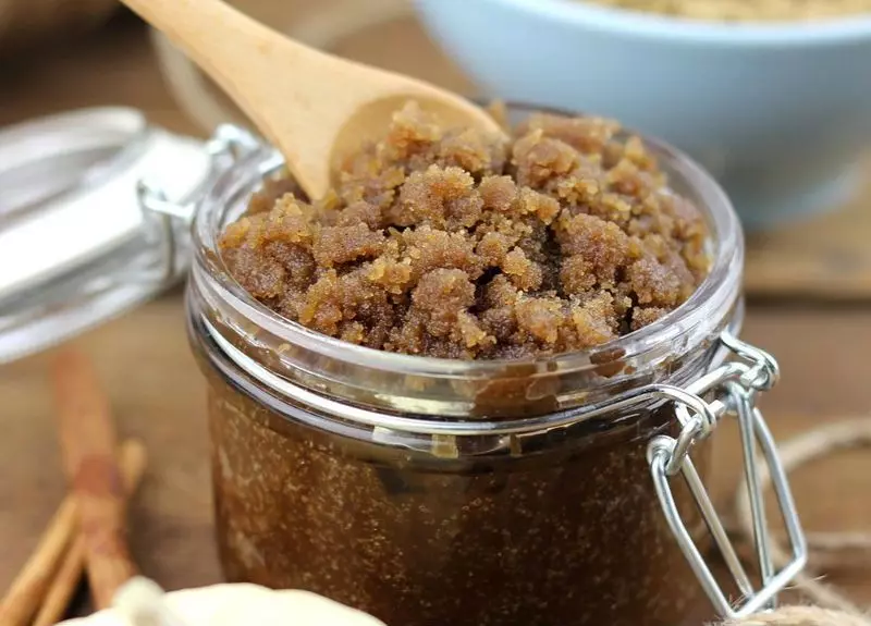 DIY: 20 эксфолиатсиякунандаи BodyScrubs барои дар хона барои пӯсти ба соҳил омода сохтан 8305_16