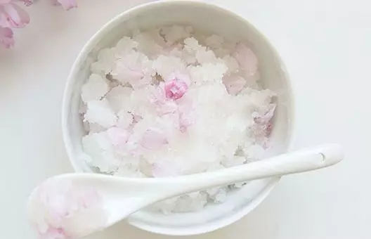 DIY: 20 эксфолиатсиякунандаи BodyScrubs барои дар хона барои пӯсти ба соҳил омода сохтан 8305_21