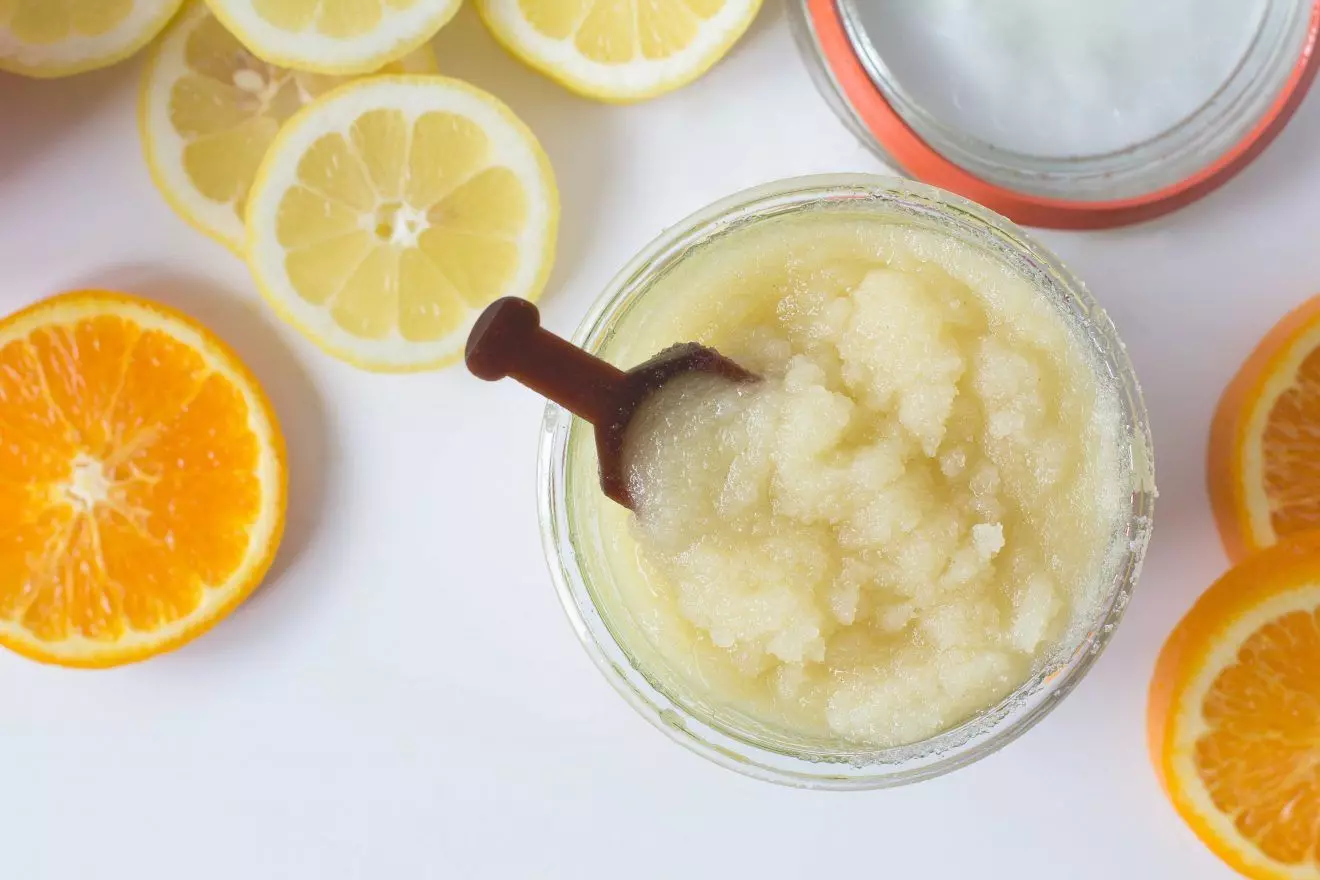 DIY: 20 эксфолиатсиякунандаи BodyScrubs барои дар хона барои пӯсти ба соҳил омода сохтан 8305_7