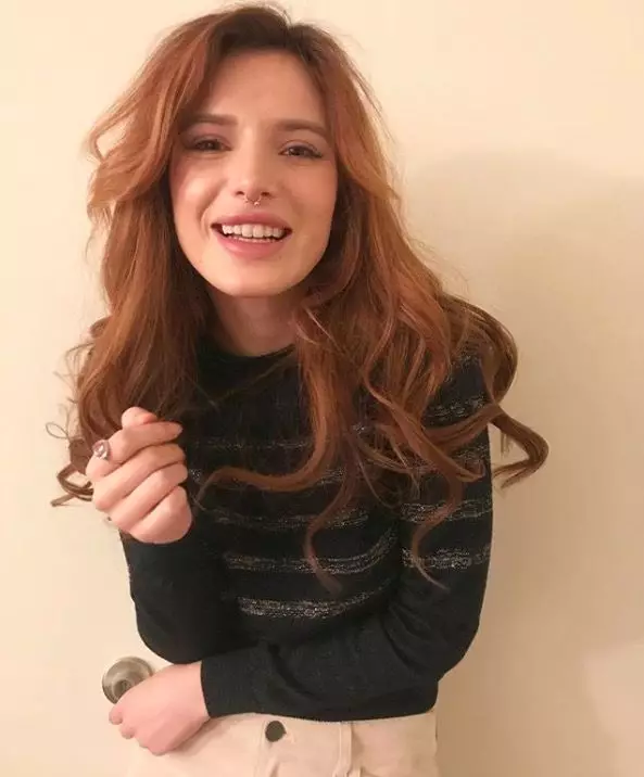 20 Cov Lus Qhia Me Me Txog Bella Thorne Nws cov kiv cua yuav xav tsis thoob los kawm 8402_14