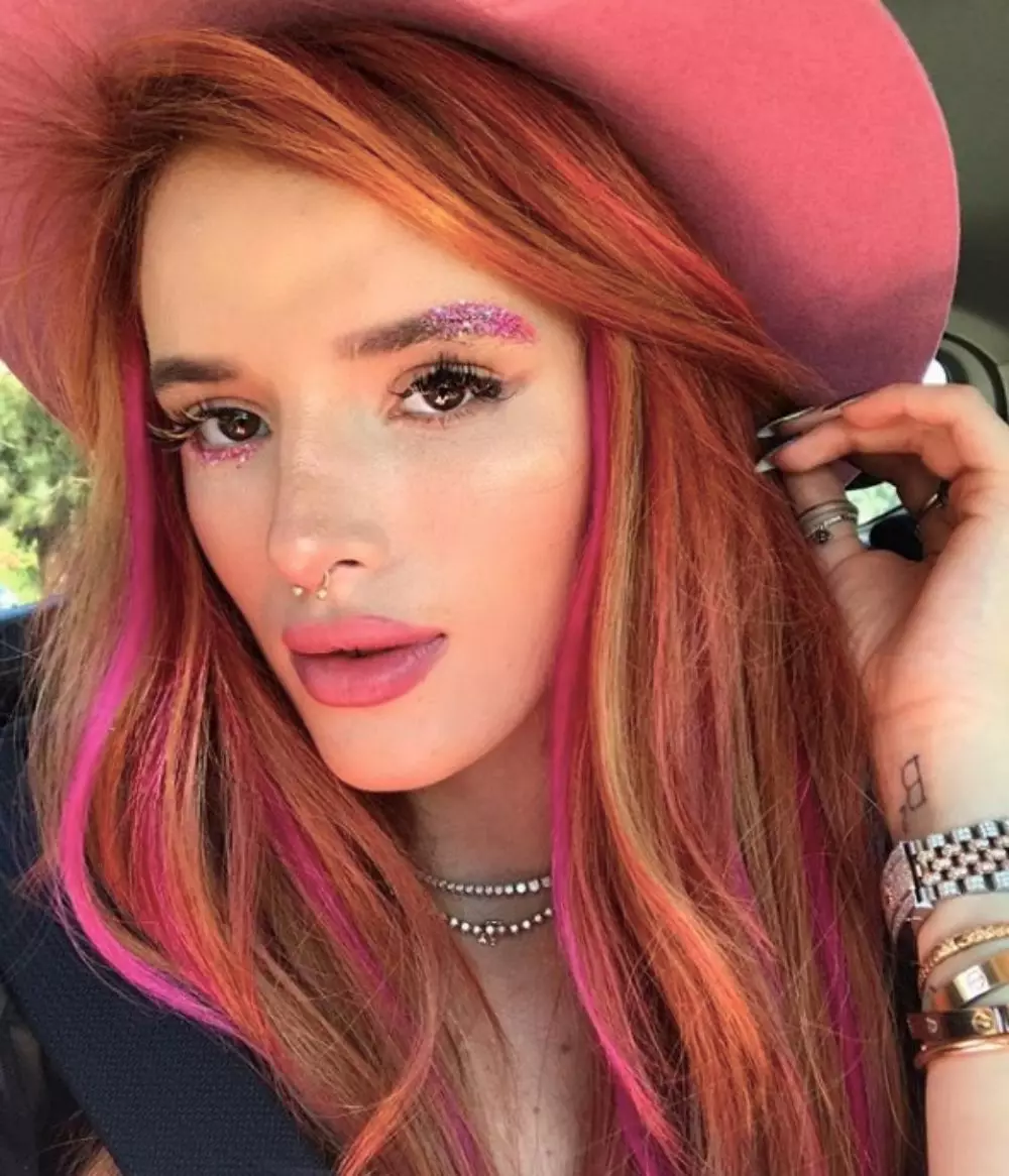 20 Cov Lus Qhia Me Me Txog Bella Thorne Nws cov kiv cua yuav xav tsis thoob los kawm 8402_20