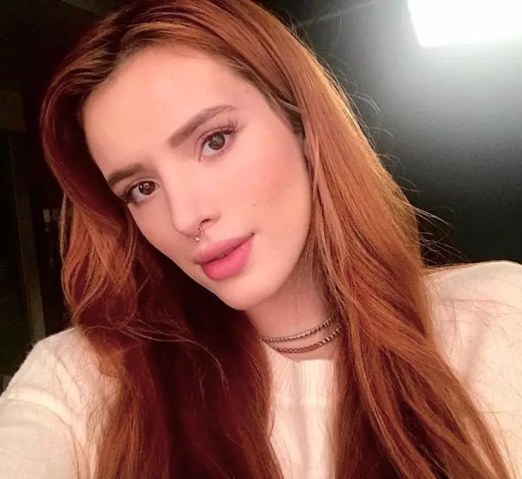 20 Cov Lus Qhia Me Me Txog Bella Thorne Nws cov kiv cua yuav xav tsis thoob los kawm 8402_22